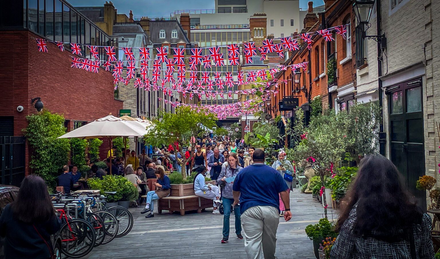Chelsea in Bloom: Top Tips to Walk around the Displays - StepbyStepLondon.com